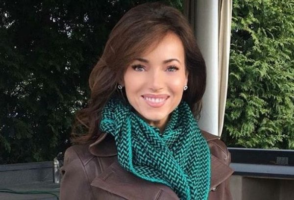 Lisa Robertson – Biography 2022 - BiographON